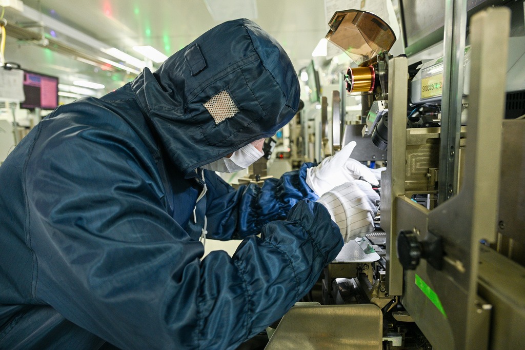 Inside Jiangsu's busy semiconductor workshop - Bulgarian-Chinese ...